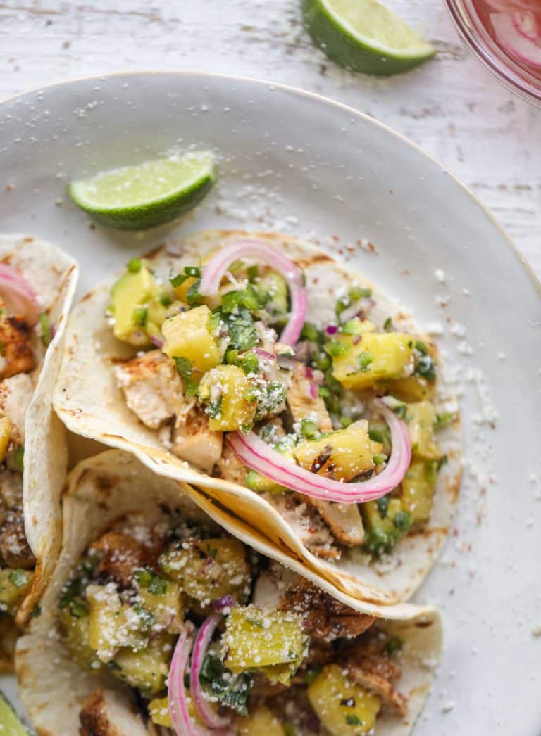 Tacos de pollo con chile, limón y salsa de aguacate y piña a la ...