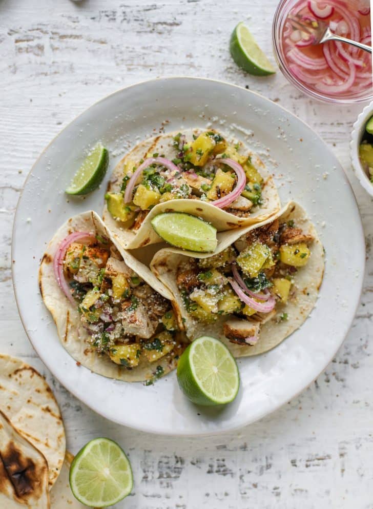 Tacos de pollo con chile, limón y salsa de aguacate y piña a la ...
