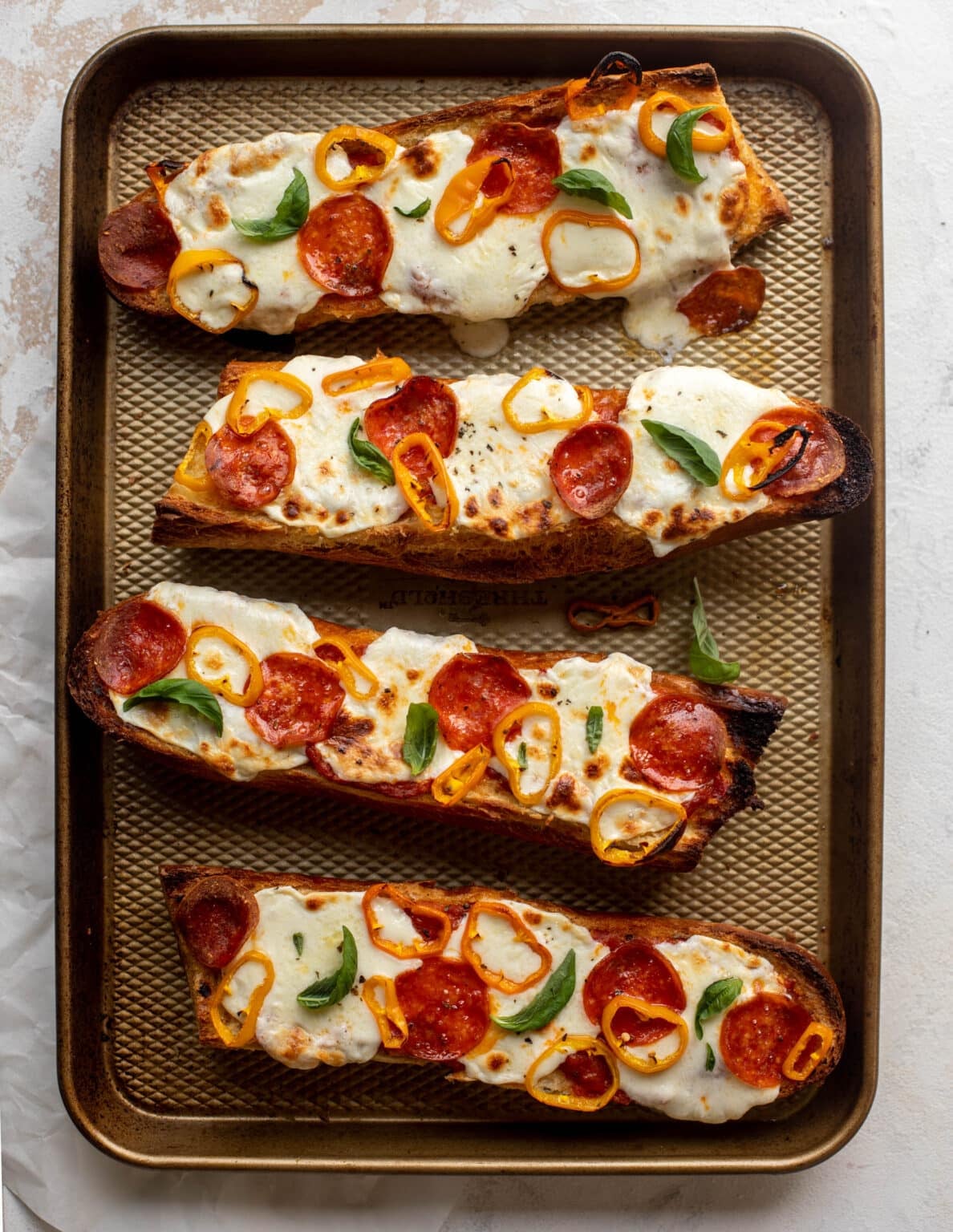 Garlic Bread Pizza - Easy Garlic Bread Pizzas