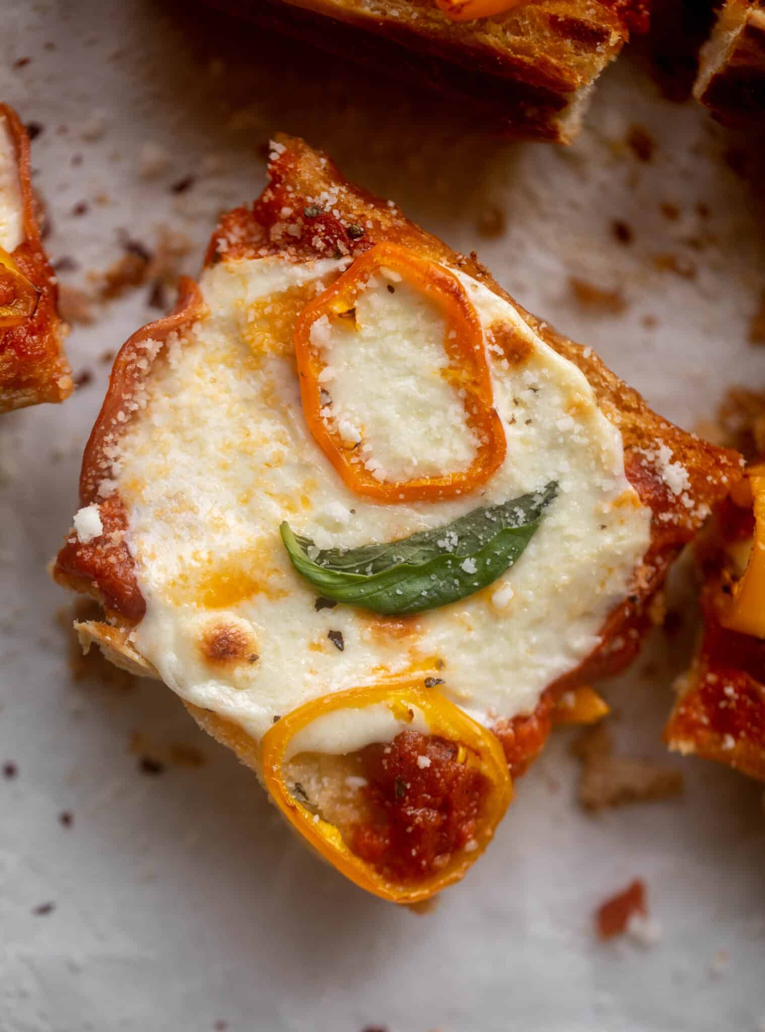 Garlic Bread Pizza - Easy Garlic Bread Pizzas