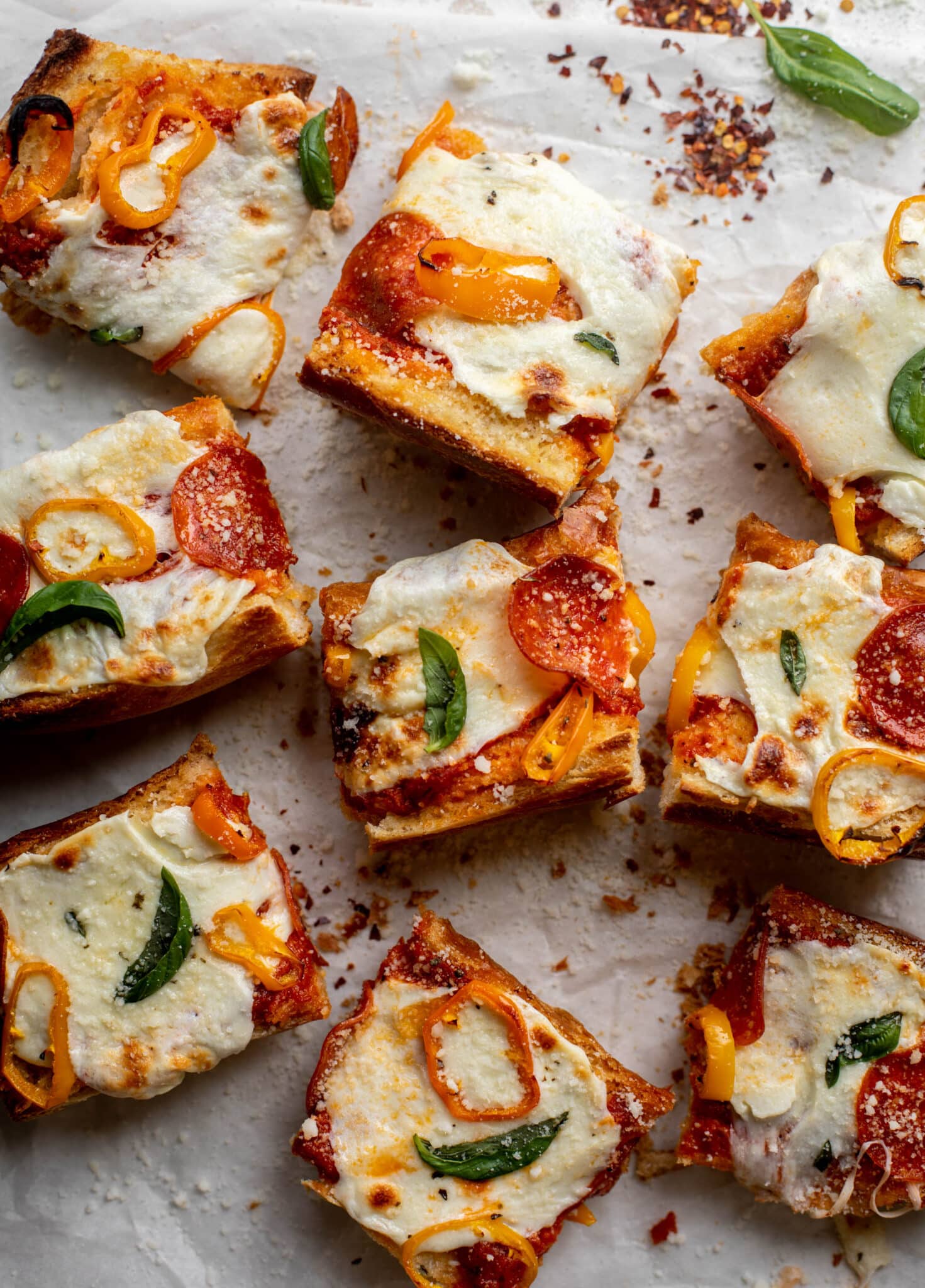 Garlic Bread Pizza - Easy Garlic Bread Pizzas